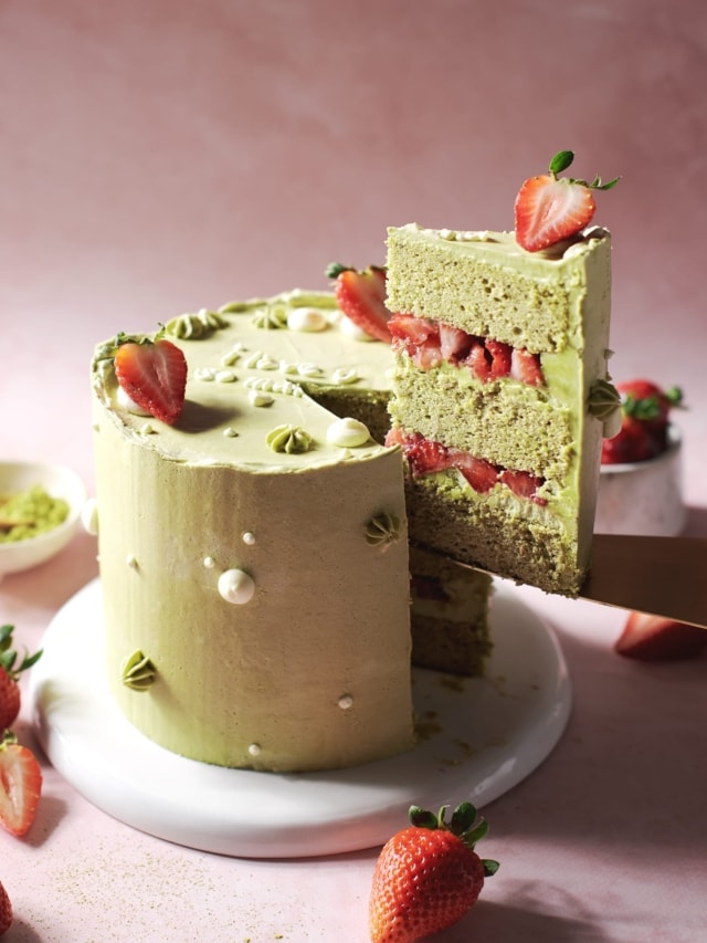 How to make: Matcha Strawberry Cake - Teak & Thyme